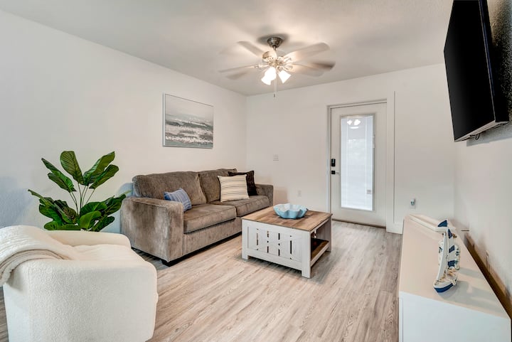The Cozy Cove I | 3 Min To Beach - Cortez, FL