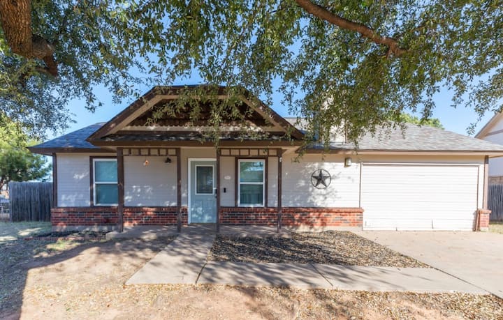 Little Lone Star Lodge -Near Dyess! Quiet Area - Abilene, TX