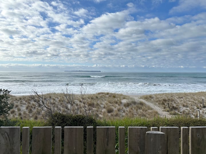 Beachfront- Laid Back Quintessential Kiwi Bach - Papamoa