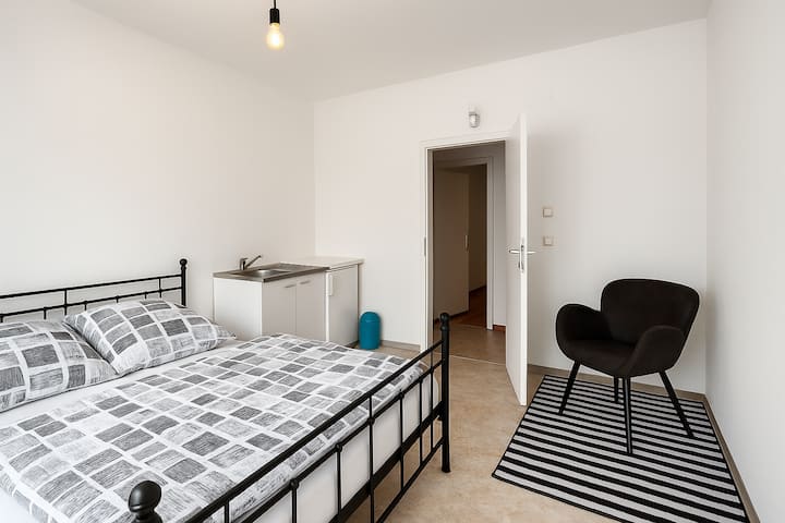 Zentrale Zimmer, Mit Frühstück Gemeinschaftsbad. - Linz