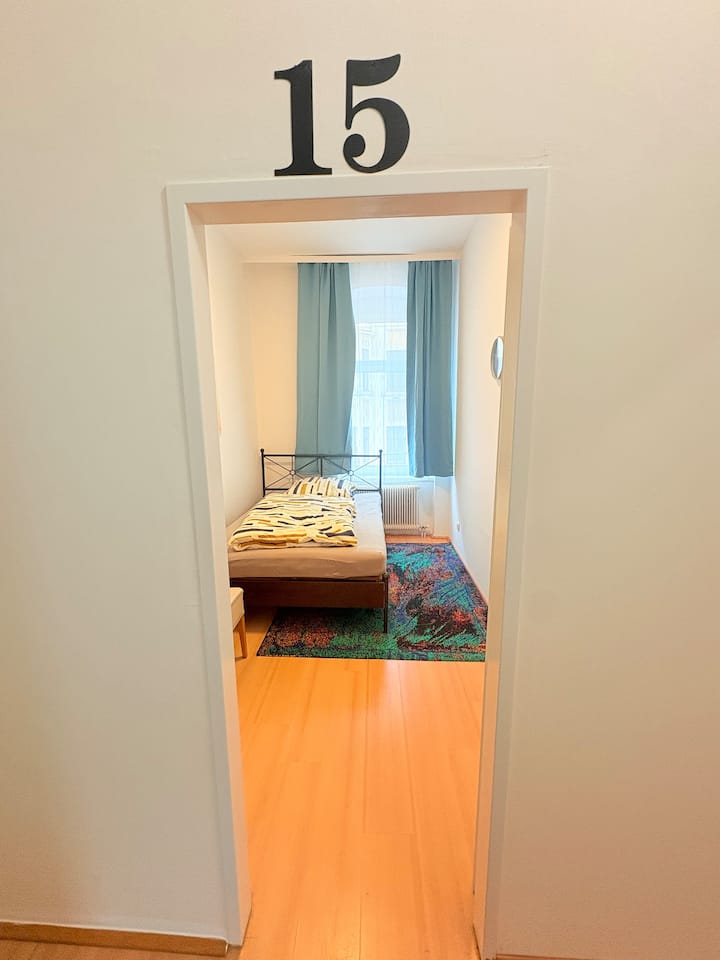 Zentrale Zimmer, Mit Frühstück Gemeinschaftsbad. - Linz