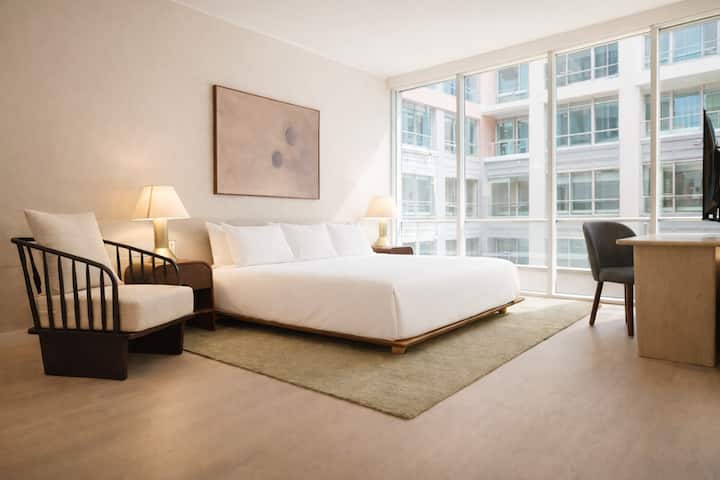 Nester Entertainment District, Superior King - Toronto