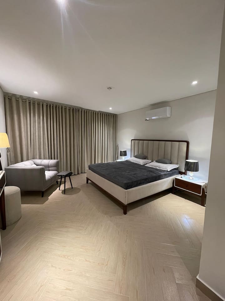 Escape To Luxury
Modern 1br On Mm Alam Road Lhr - 라호르