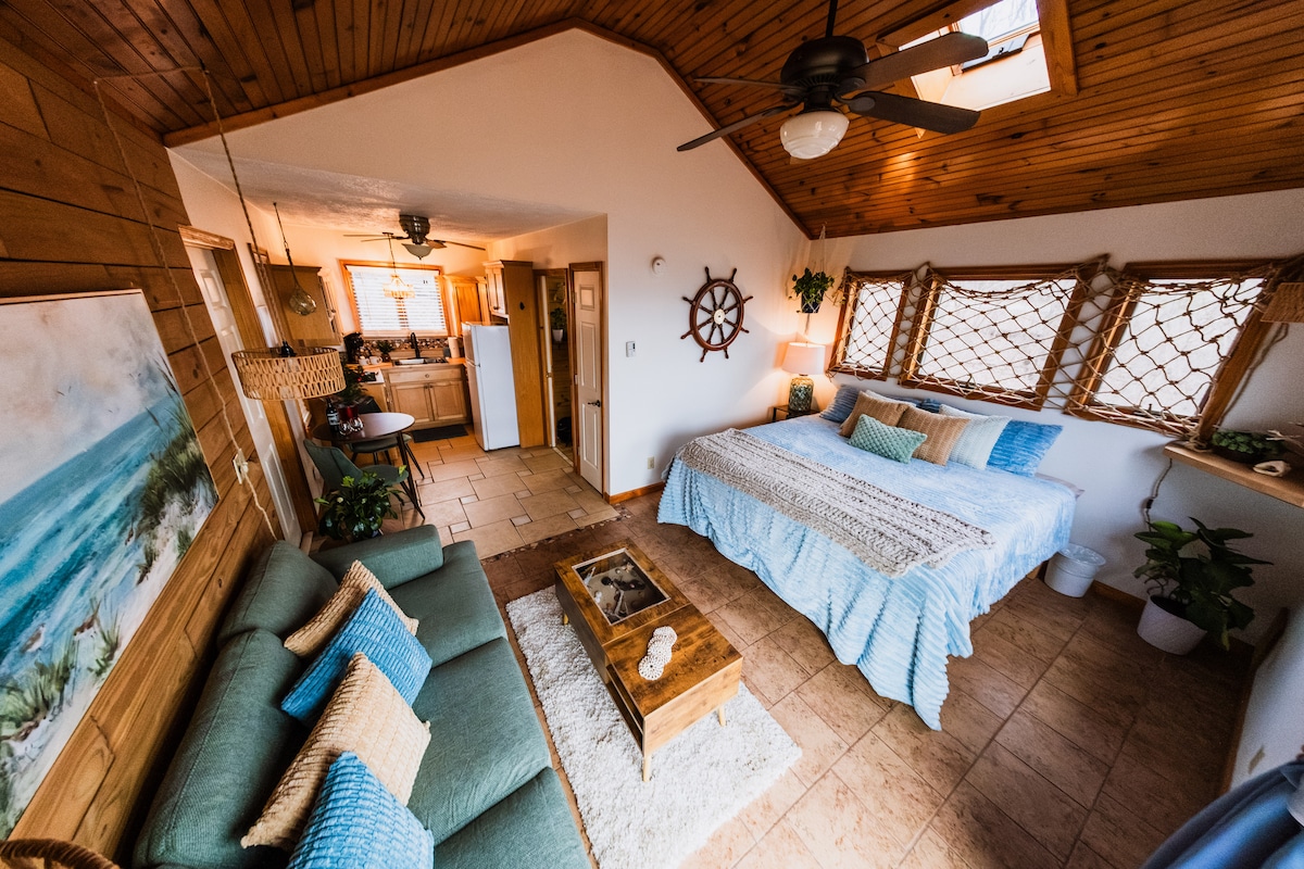 Captain's Quarters on Lookout Mtn - King + Deck - Townhouses for Rent ...