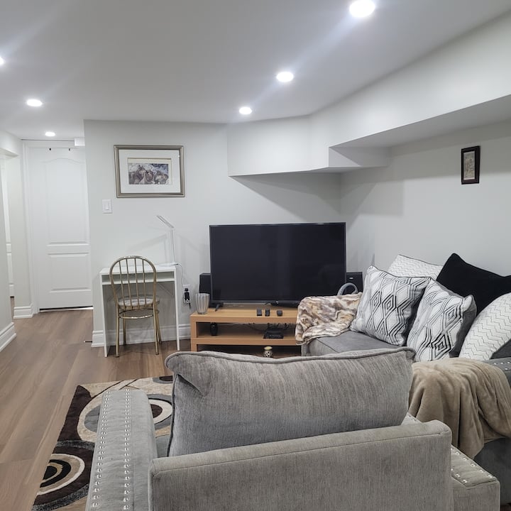 Cozy Private Basement Retreat W/ 2br + 2ba - 亞積士