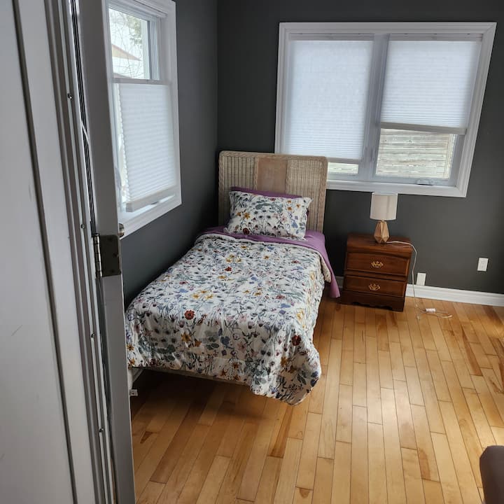 Room 2 In A Cozy Single Home In Westboro, Ottawa - Ottawa