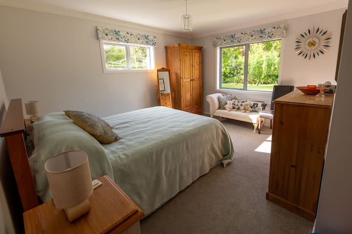 Riverside Retreat With Garden Views - Whanganui