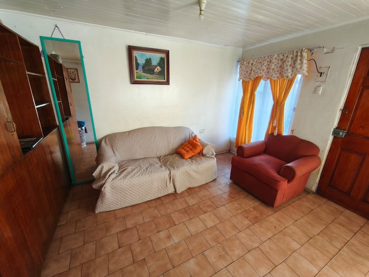 Casa En Linares Con Amplió Estacionamiento - Linares, Chile