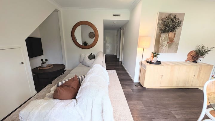 Bright & Airy Retreat Designed For Comfort - Brisbane