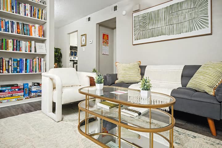 King Bed + Free Parking + Near City Center - Austin, TX