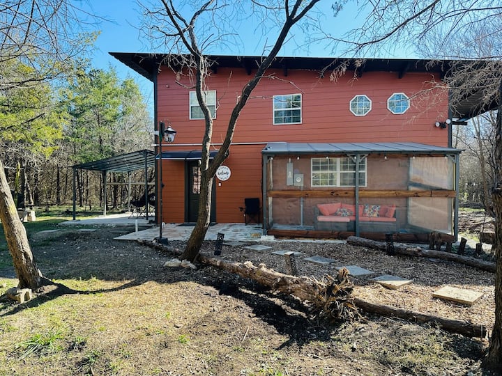Cozy Two‑story Cabin Retreat Surrounded By Nature - Waco, TX