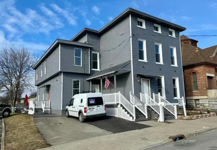 Cozy & Comfortable Stay In Charming Amsterdam, Ny - Gloversville, NY