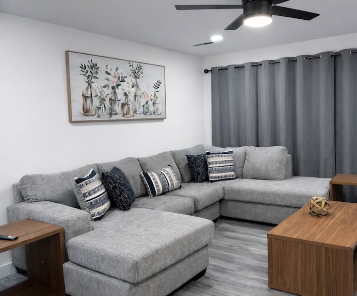 Recently Updated, King Bed, Near U Of A & Downtown - Lowell, AR