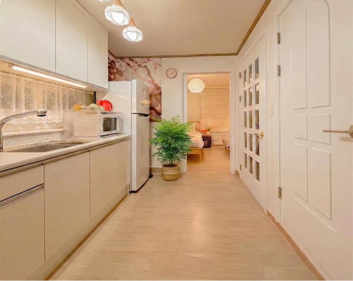 [할인] 홍대역 도보 5분#짐보관 공항철도#레드로드1분 광화문10분#조용한 가족숙소최대5인 - Seoul