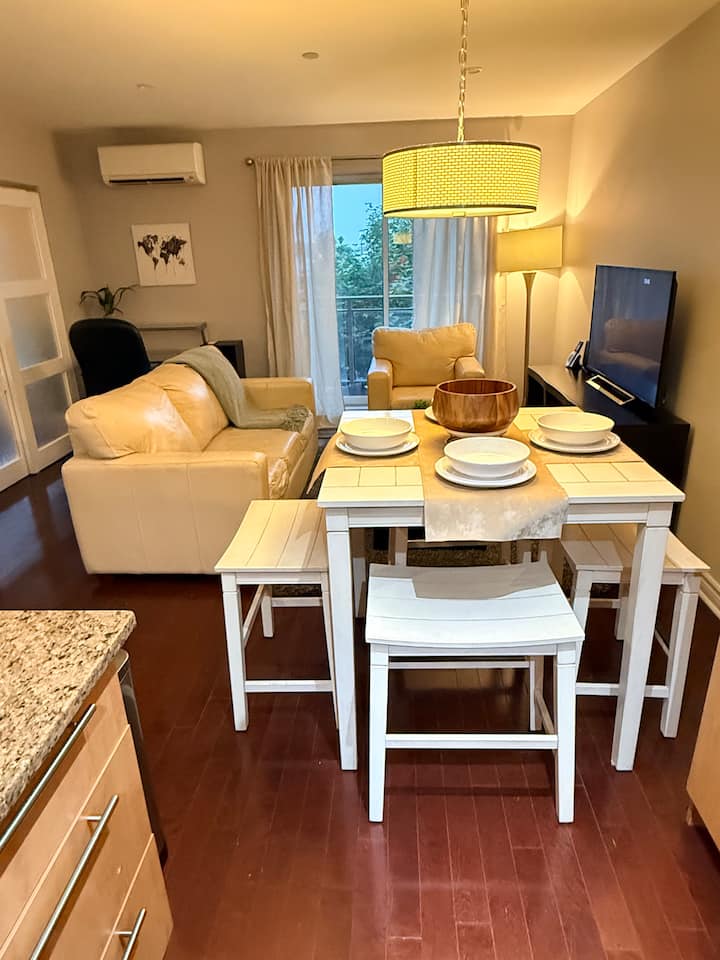 Quiet 2-bdr Downtown Condo - Min 60 Days - Laval