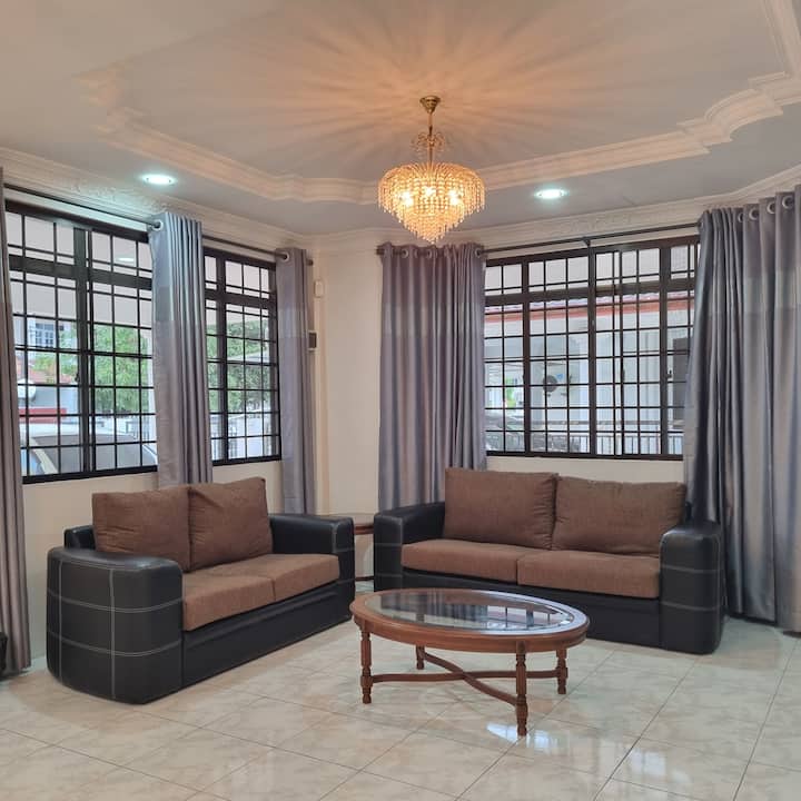 4-bedroom Homestay: 6km From Downtown Miri - Miri