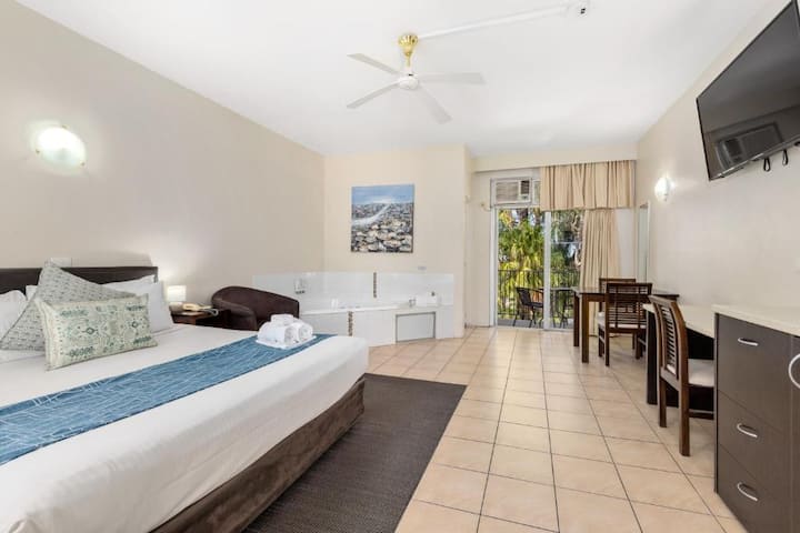 Sanctuary Resort; Superior King Room With Spa Bath - Sawtell