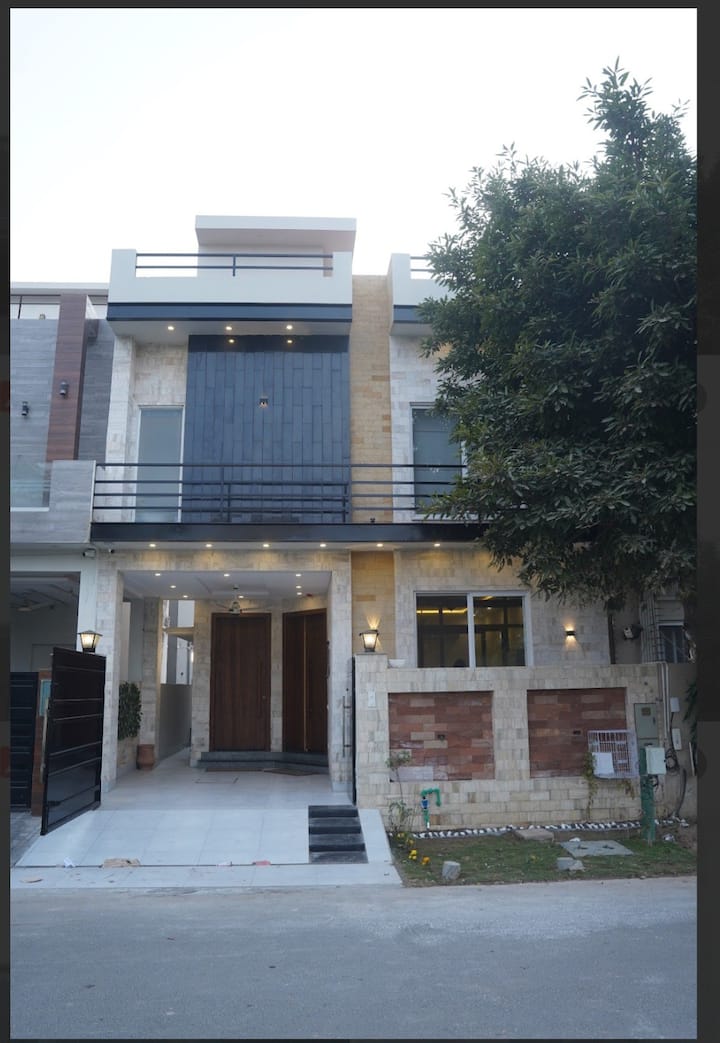 Modern Family Home Dha 9 Town Lahore Airport 9km - Lahore