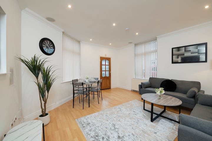 Royal Lets Delivering A Royal Service. - Portsmouth