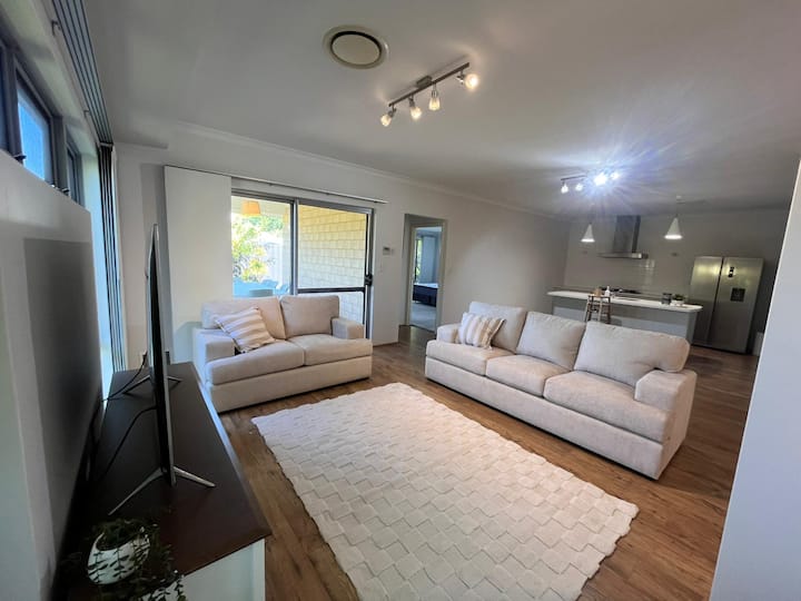 Secluded 4 Br Family Home Hamilton Hill - Perth