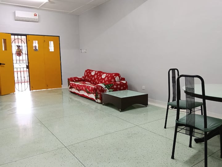 Aplus Homestay Kluang A嘉民宿 (Four-bedroom Home) - Kluang