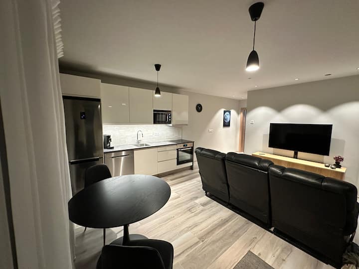 U60 - Lower Level Apartment With Private Entrance - Iceland