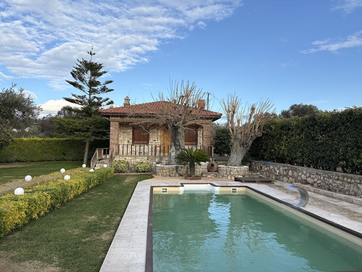 Huzurun İçInde Havuzlu Taş Ev - Urla