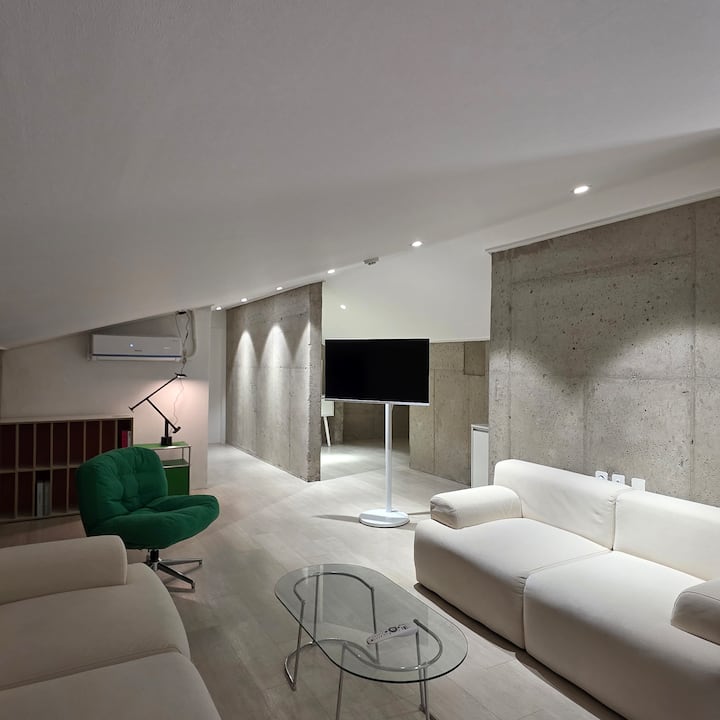 도심속 40평대 프라이빗 아지트/
템퍼 매트리스/무드 조명/넓고 아늑한 우리만의 비밀공간 - Gwangju