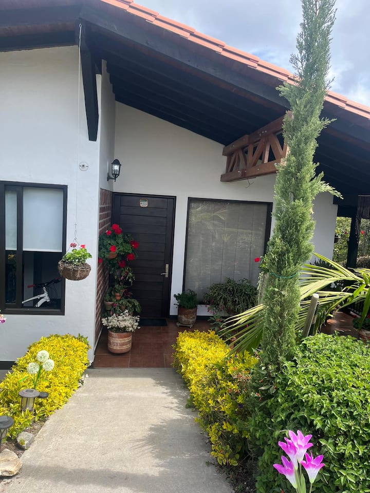 Casa De Campo Con Diseño Moderno Y Acogedora - Marinilla