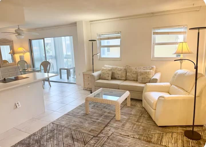 Stylish, Recently Renovated Apartments Warm Pool - Venice, FL