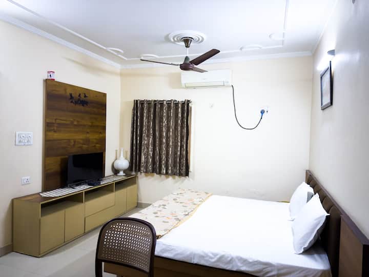 Well Appointed Bedroom With Attached Bathroom - Mathura