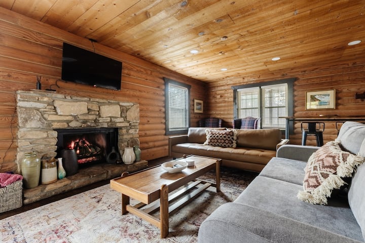 Peaceful Lake Lure Cabin: Cozy 2br 3 Miles To Lake - Lake Lure, NC