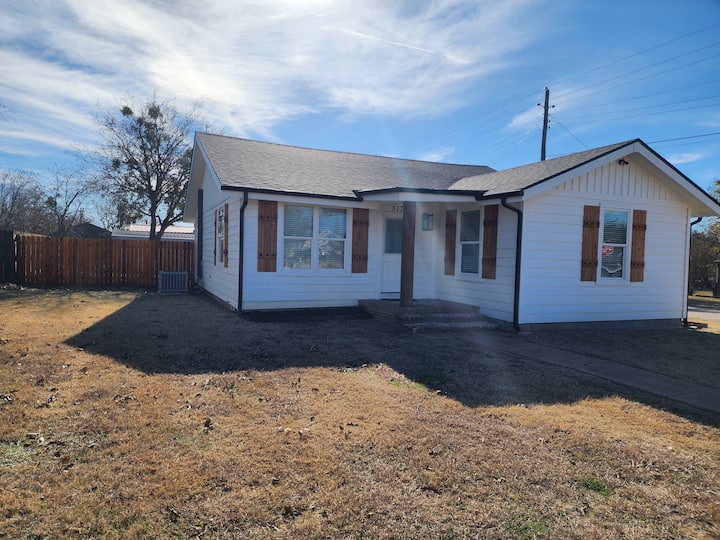 Passing Through? Modern Interior. Private/peaceful - Breckenridge, TX