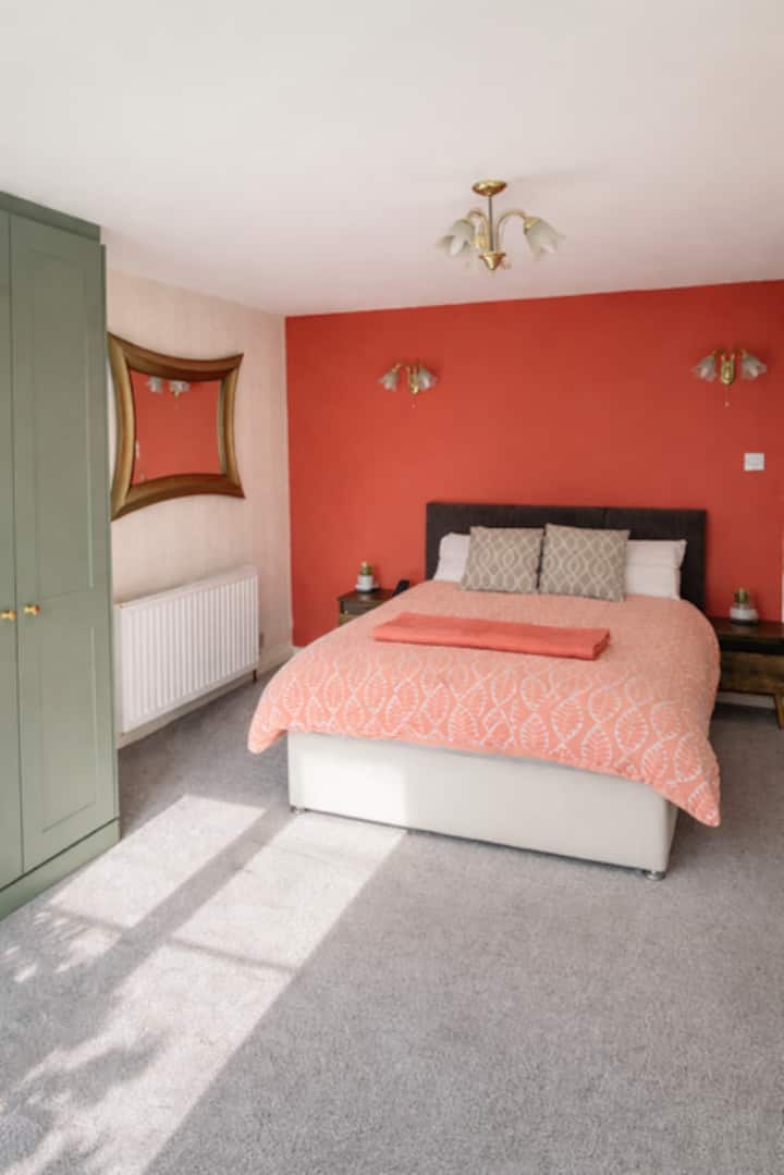 Spacious Double Bedroom With Ensuite - Cheltenham
