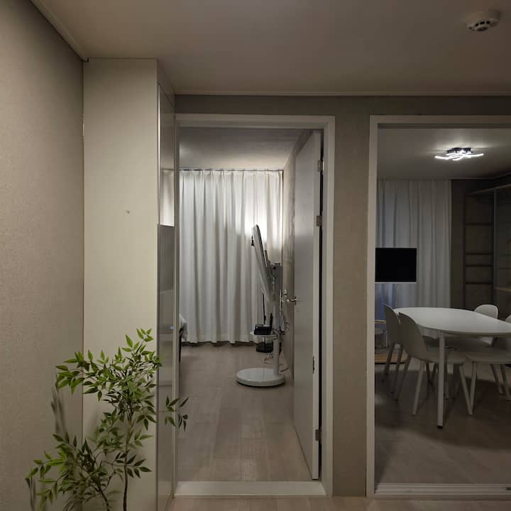 템퍼매트리스 와 아늑함이 있는곳, 조명 아래 머무는 숲세권 힐링 스테이 - Gwangju