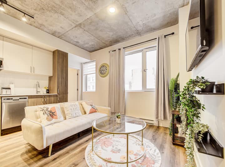 Comfy 1-br Condo Near Bell Centre | Easy Parking - Montreal