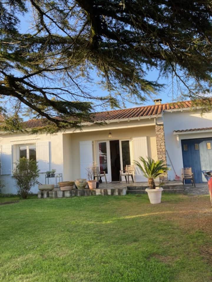 Jolie Chambre Confortable - Angles