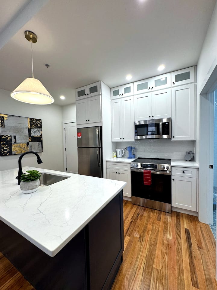 Best Location Nearby Hotels, Conventions, Colleges - 프로비던스