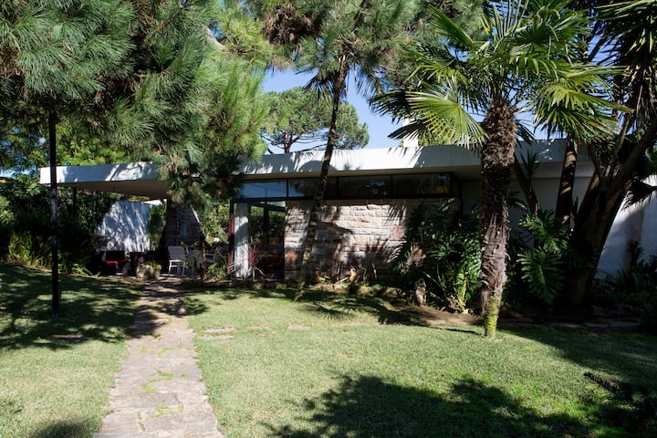 Casa Modernista Com Janelas Para A Natureza - Colares