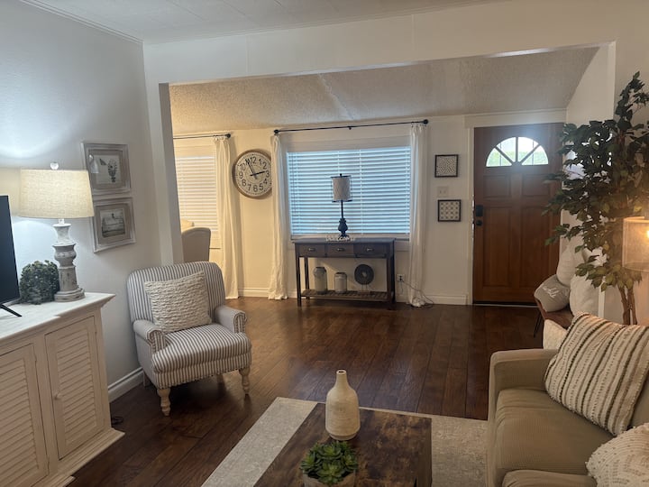 Downtown Cozy Cottage - Riverside, CA
