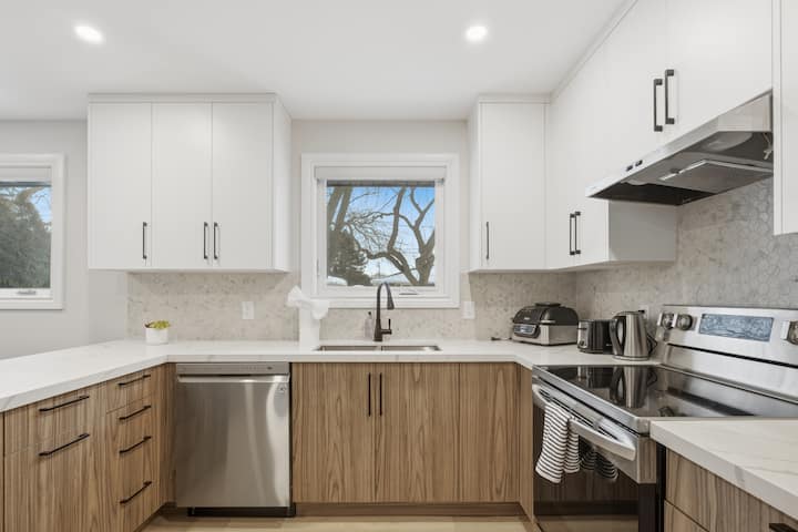 Niagara Falls & Wineries | 3br Modern Home W/ King - Saint Catharines