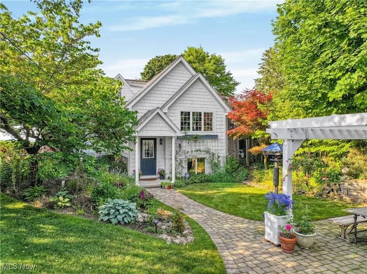 Lakefront Paradise On Salida Rd - Willoughby, OH