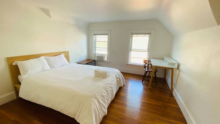 Sunny Room | Walk To Harvard & T. Quick To Mit&mgh - Cambridge, MA