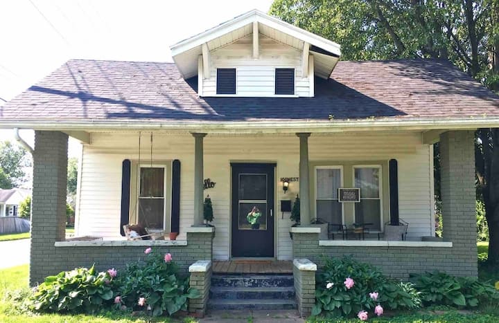 Bluegrass Bungalow 2 Bdrm/1 Bath 
With Large Porch - Owensboro, KY