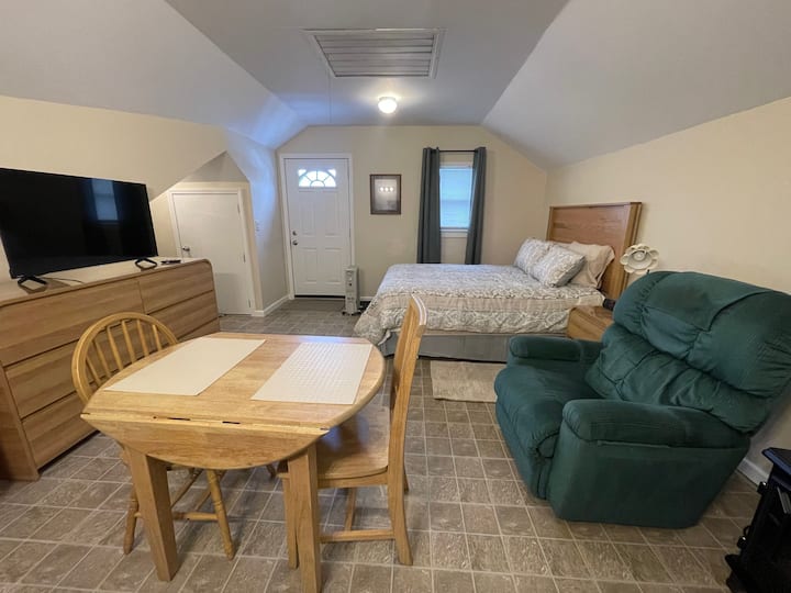 Upstairs Studio For Travelers - Lima, OH