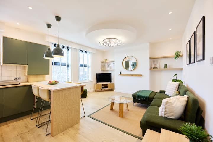 Aura - Elegant Retreat In Prime Leeds Location! - Leeds