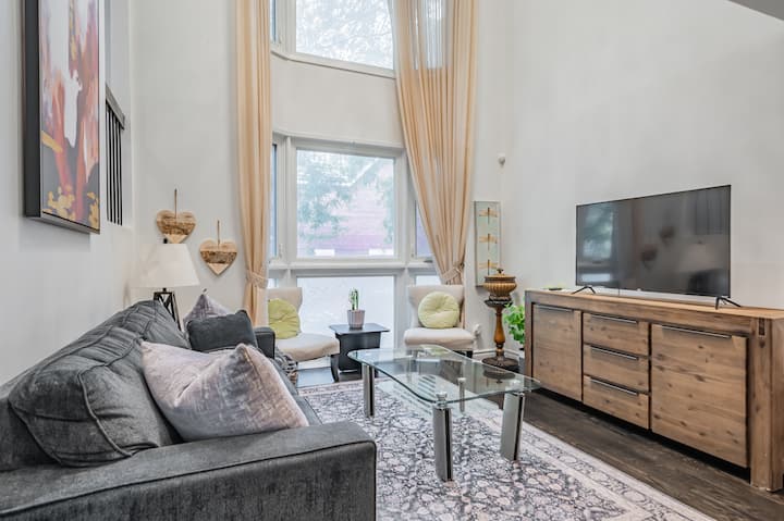 Free Parking! 4br Town Walk To Eaton Center! - Toronto