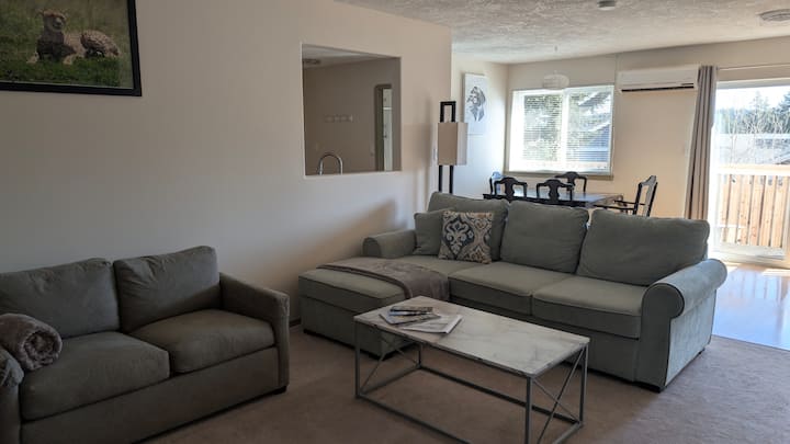 Peaceful 2-bed, 2-bath With Parking - Langford