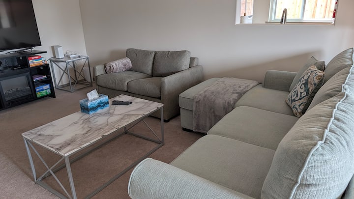 Peaceful 2-bed, 2-bath With Parking - Langford