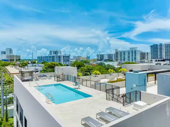 {Sunrise Suite} ~Beach ~ Pool ~Free Parking - Hollywood